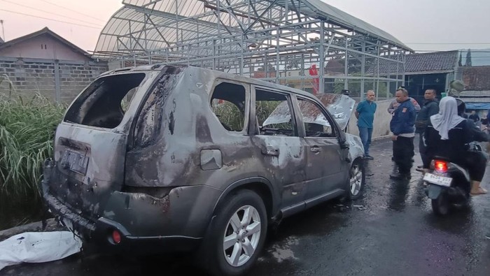 Mobil Wisatawan Ludes Terbakar di Tanjakan Spongebob Lembang