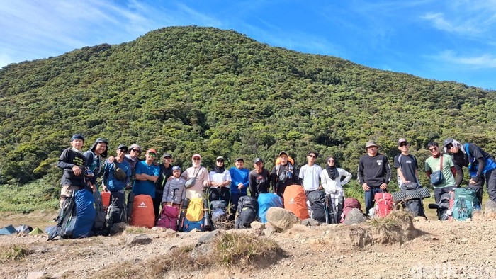 Hangatnya Kebersamaan Pendaki Cimahi di Dinginnya Gunung Gede