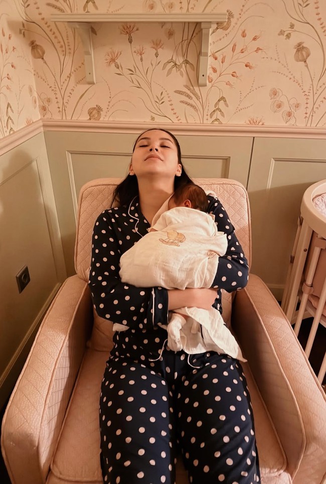 Potret Alyssa Daguise Momong Baby Soleil, Pancarkan Aura Keibuan