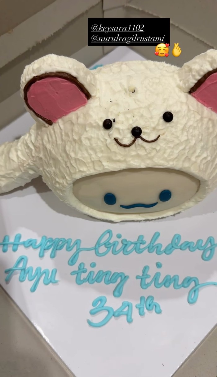 Ayu Ting TingUlang Tahun ke-34, Dapat Banyak Kue hingga Nasi Tumpeng Unik