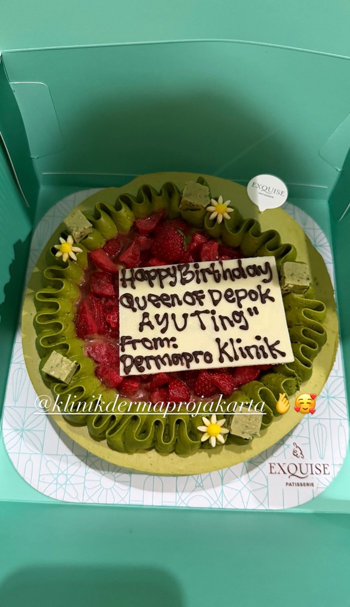 Ayu Ting TingUlang Tahun ke-34, Dapat Banyak Kue hingga Nasi Tumpeng Unik