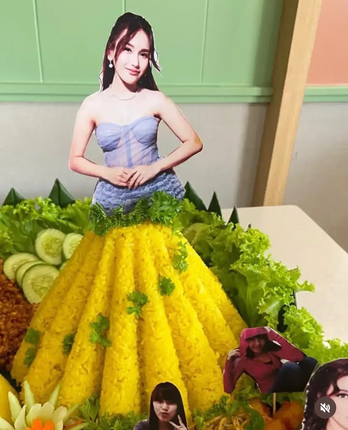 Ayu Ting TingUlang Tahun ke-34, Dapat Banyak Kue hingga Nasi Tumpeng Unik