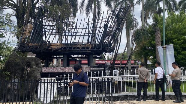 Rumah Adat di Monumen Sisingamangaraja XII Medan Hangus Terbakar