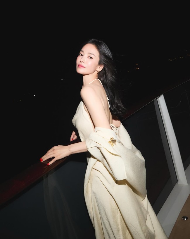 Gaya Song Hye Kyo Pakai Gaun Satin Backless, Hadiri Gala Dinner Guerlain