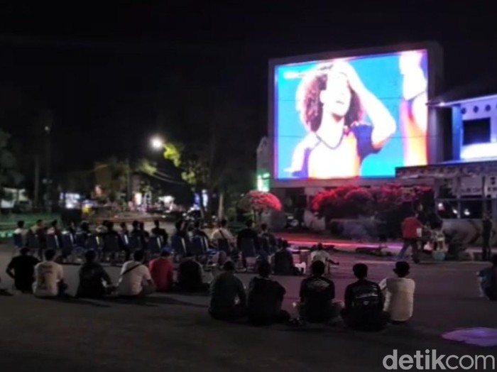 Begadang hingga Pagi, Warga Nobar Piala Dunia di Bundaran Pangkalan Bun