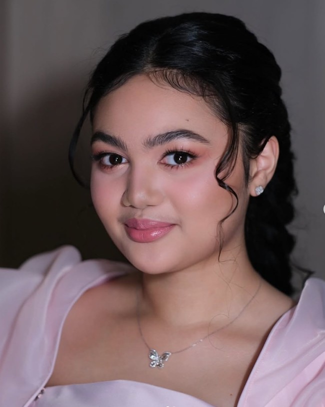 Potret Amora Lemos di Acara Prom Night SMP, Anggun Bergaun Soft Pink