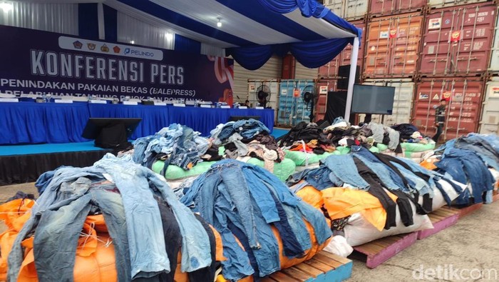 2 Gudang Baju Bekas Ilegal di Kalbar Digeledah, Pemilik Kapal Diincar