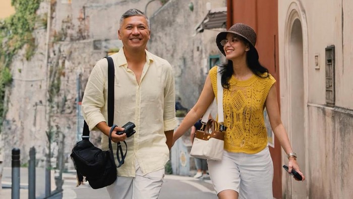 Keromantisan Gading Marten-Medina Dina di Italia, OOTD Kompak Kuning Putih