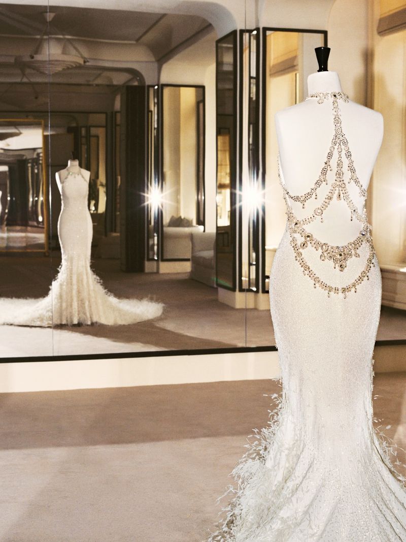 Detail Gaun Pengantin Dua Lipa yang Spektakuler, Berhias 480 Ribu Manik ...