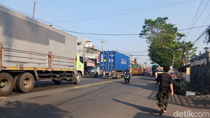 Truk Besar di JLS Pasuruan Tak Kunjung Dialihkan ke Tol, Kenapa?