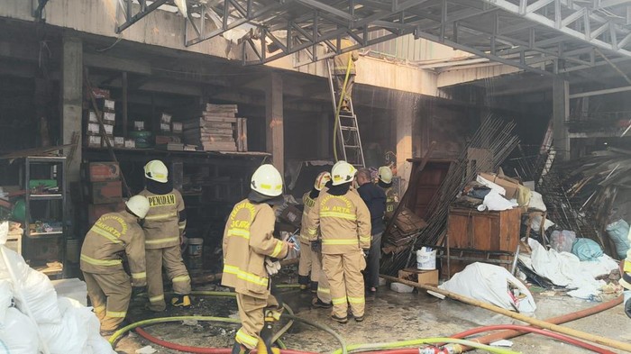 Kebakaran Toko Material di Karet Kuningan Jaksel Padam, Kerugian Rp 1,2 M