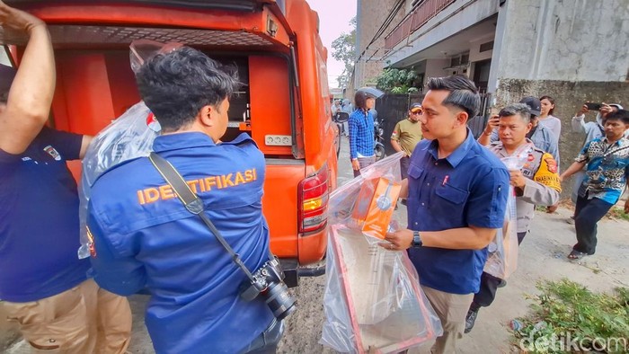 Olah TKP di Cinunuk, Polisi Angkut Barang Bukti Kasus Penyekapan Wanita