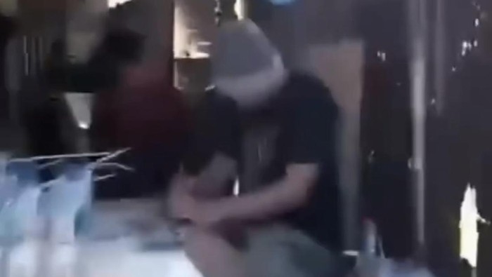Viral Emak-emak Datangi Barak Narkoba di Labura