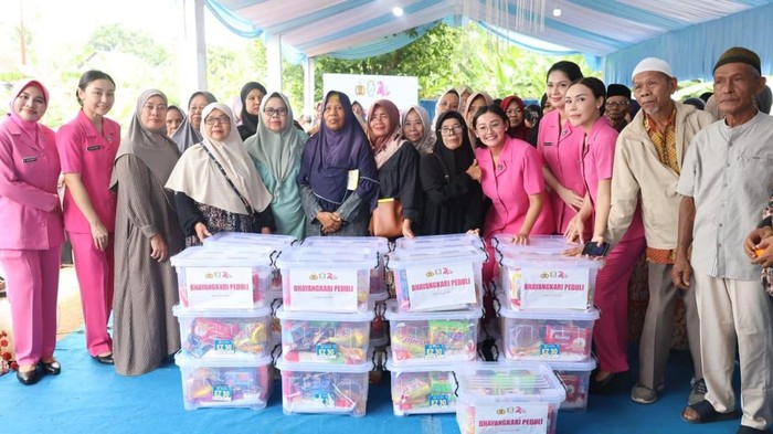 Bhayangkari Polda Metro Bagikan 750 Paket Sembako di Bojongsari Depok