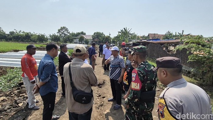 Warga Penaruban Kendal Protes Proyek Peti Kemas: Sawah Kami Tambah Rusak!