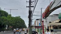 Keluhkan Kabel Semrawut di Jalan Williem Iskandar, Warga: Sering Nyangkut