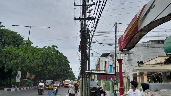 Keluhkan Kabel Semrawut di Jalan Williem Iskandar, Warga: Sering Nyangkut