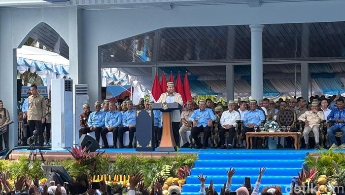Prabowo Dianugerahi Lencana Emas Adhi Bhakti dari Tani Nelayan di Gorontalo