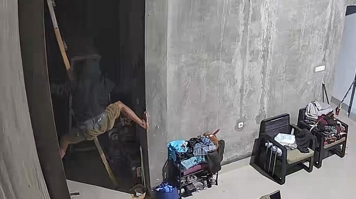 Maling Mobil Terekam CCTV Panjat Plafon Rumah Warga di Kendari Ditangkap