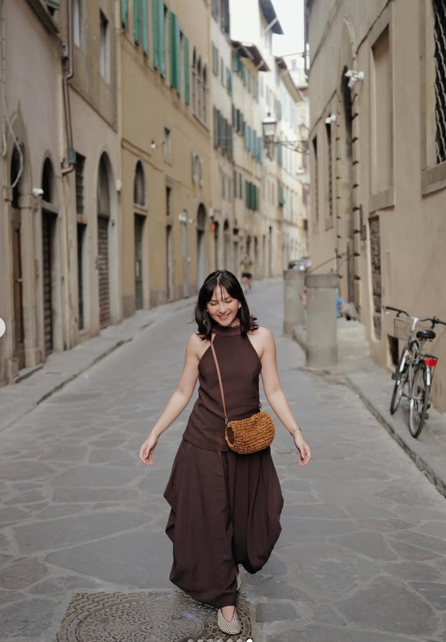 Inspirasi OOTD Liburan ala Jessica Mila di Italia: Simple tapi Tetap Elegan