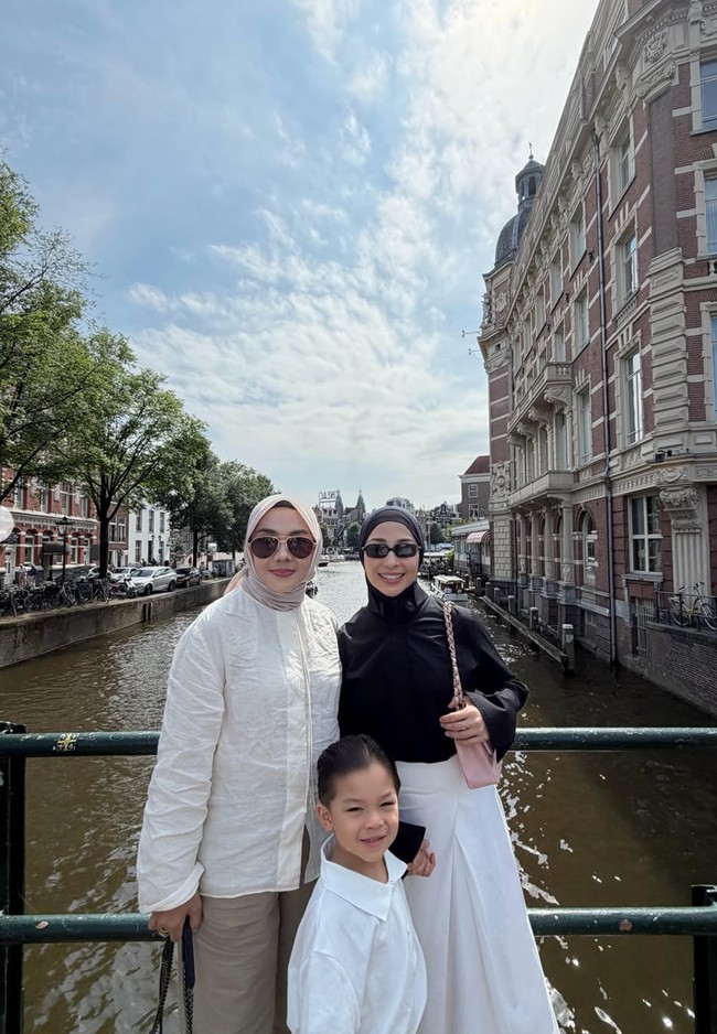 Modis dan Santun, Intip Potret Nikita Willy Berhijab Saat Liburan ke Eropa