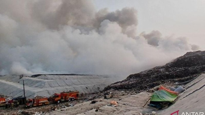 Api Masih Berkobar, Pemadaman di TPA Jatiwaringin Dilanjutkan Pagi Ini