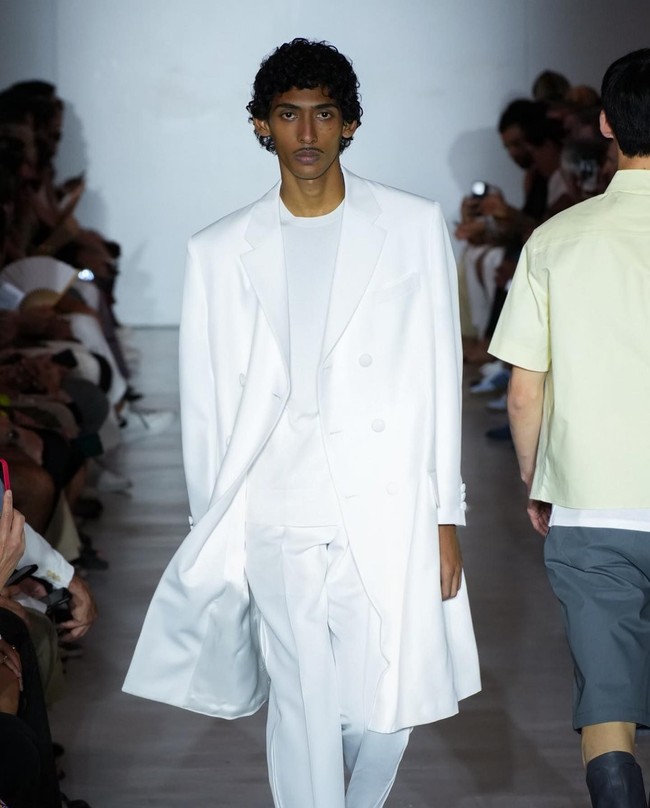 Potret Viknes Waren, Model Indonesia yang Bersinar di Paris Fashion ...