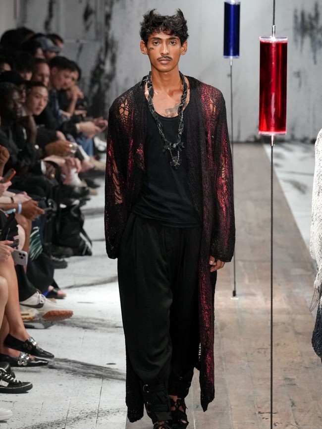 Potret Viknes Waren, Model Indonesia yang Bersinar di Paris Fashion ...