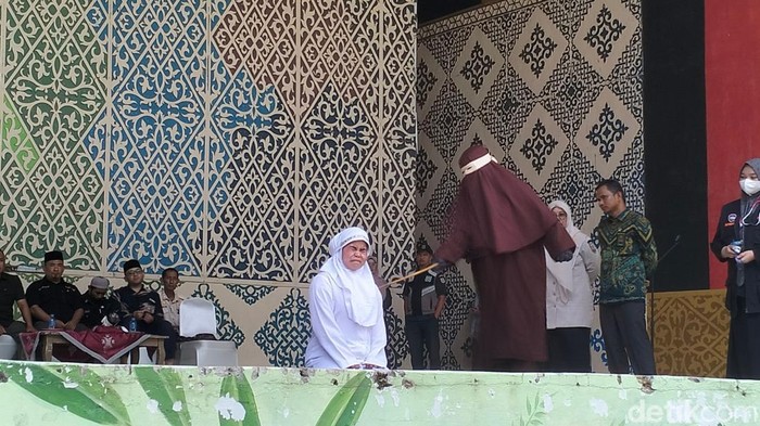 Pasangan di Aceh Dicambuk 21 Kali karena Mesum saat Live TikTok