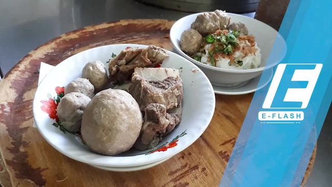 Nyam! Enaknya Bakso Tenis dengan Potongan Rusuk Empuk