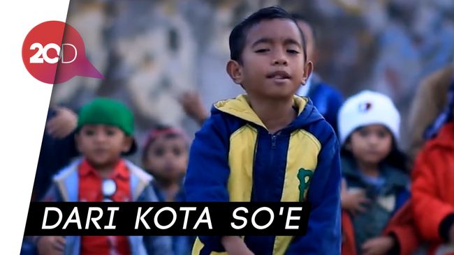 Viral Video Bocah NTT Pamer Aksi Nge-rap Viral Video Bocah NTT Pamer Aksi Nge-rap