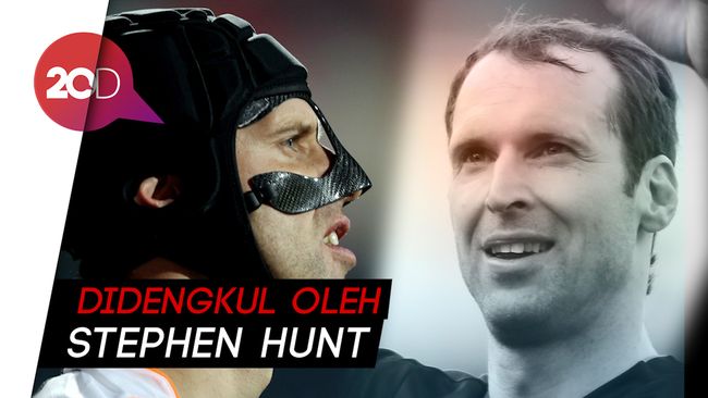Cedera Horor Petr Cech dan Helm yang Setia Sepanjang Laga