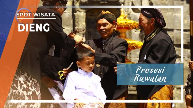 Prosesi Ruwatan Anak Rambut Gimbal di pelataran Candi Arjuna, Dataran ...