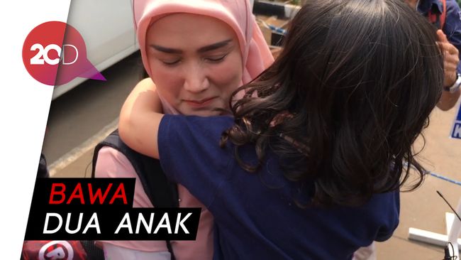 Muka Datar Mulan Jameela Jenguk Ahmad Dhani di Rutan Cipinang