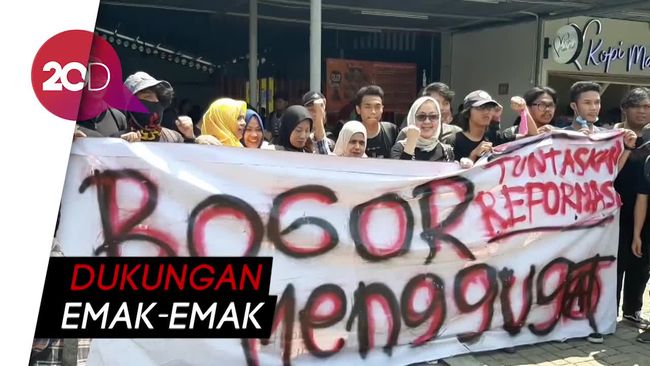 Emak-emak Heboh Minta Foto Bareng Mahasiswa yang Akan Demo Emak-emak Heboh Minta Foto Bareng Mahasiswa yang Akan Demo