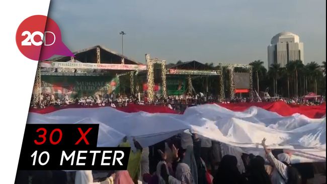 Bendera Tauhid-Merah Putih Raksasa Warnai Reuni 212