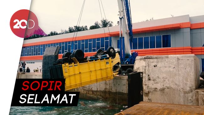 Patah As Roda, Truk Muatan Semen Nyemplung ke Laut