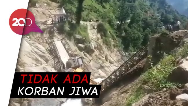 Jembatan Roboh di India, Truk yang Melintas Masuk Jurang