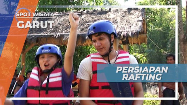 Dayung dan Alat Keselamatan, Persiapan Untuk Rafting di Sungai, Garut ...