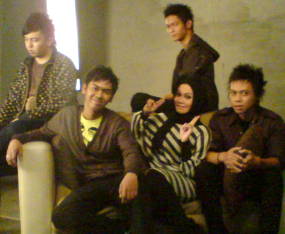 Caramel Band Dikontrak Rekaman karena Lagu Geby