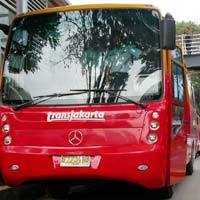 Rambu Busway di Seberang Kejaksaan Agung Jatuh