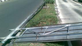 Tiang Besi Rambu Busway yang Jatuh Sudah Berkarat