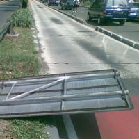 Tiang Besi Rambu Busway yang Jatuh Sudah Berkarat
