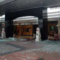 Reka Ulang Bom Marriott Pakai Patung Hitam dan Putih