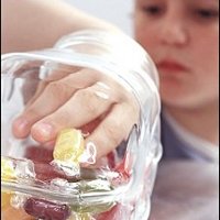 Anak Sering Makan Permen dan Coklat Bisa Picu Kekerasan?
