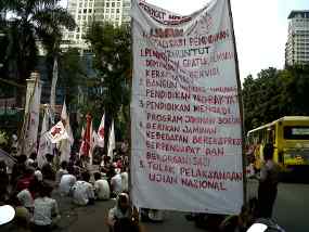 Demo Kemendiknas, 100 Mahasiswa Minta UN Dihentikan