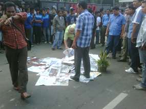 Detik-detik Bentrokan Berdarah di Depan PN Jaksel