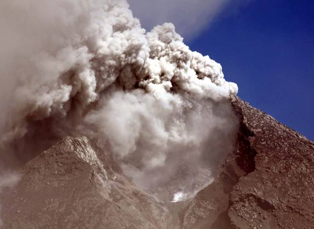 Lubang Kawah Merapi Makin Lebar