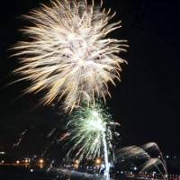 Gelegar Kembang Api dan Tiupan Terompet Tandai Pergantian Tahun