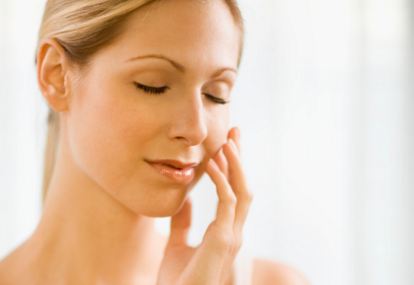 Kebiasaan Pegang-pegang Muka Bikin Wajah 'Jelek'